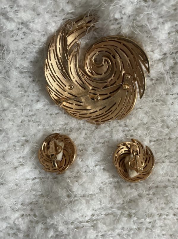 Crown Trifari Gold Tone Textured Swirl Brooch and Clip Earrings Set ...